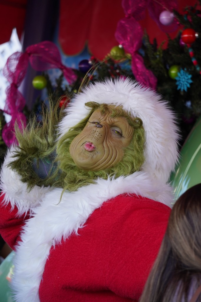 The Grinch Debuts At Universal Studios Hollywood - Dorky Parks Dad